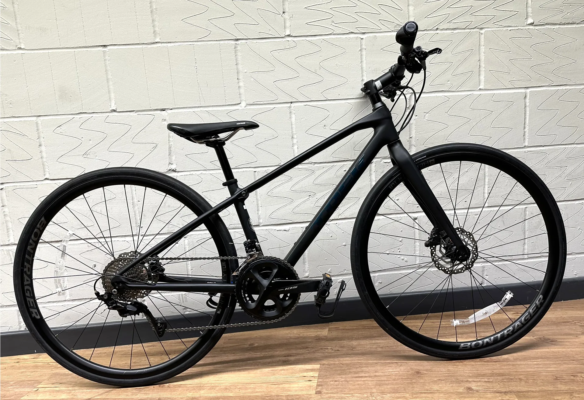 EX DISPLAY Trek FX Sport 6 Carbon Fibre Hybrid Bike X-Small 2021 in Black