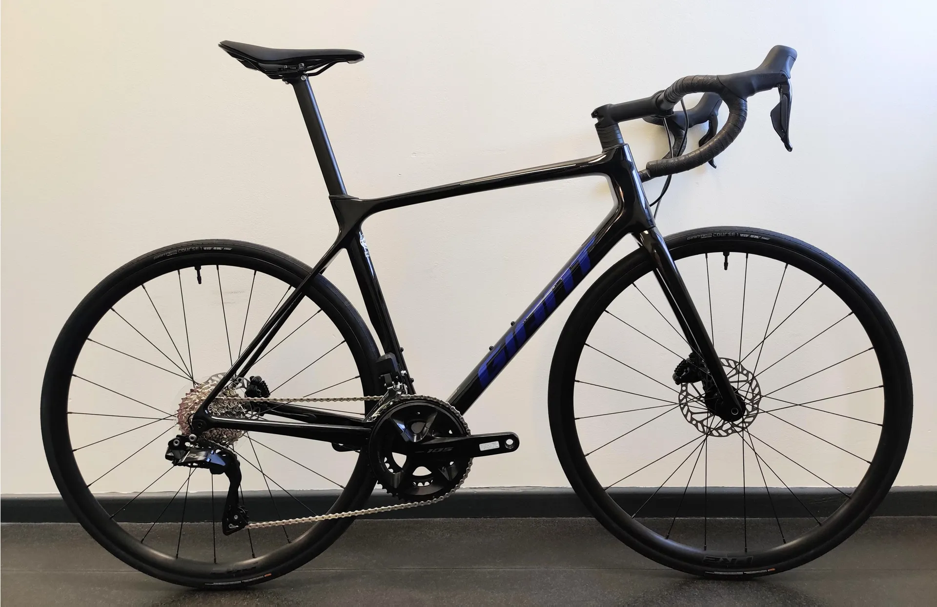 ONE OFF Giant TCR Advanced 1 Disc Road Bike MediumLarge 2024 in Black