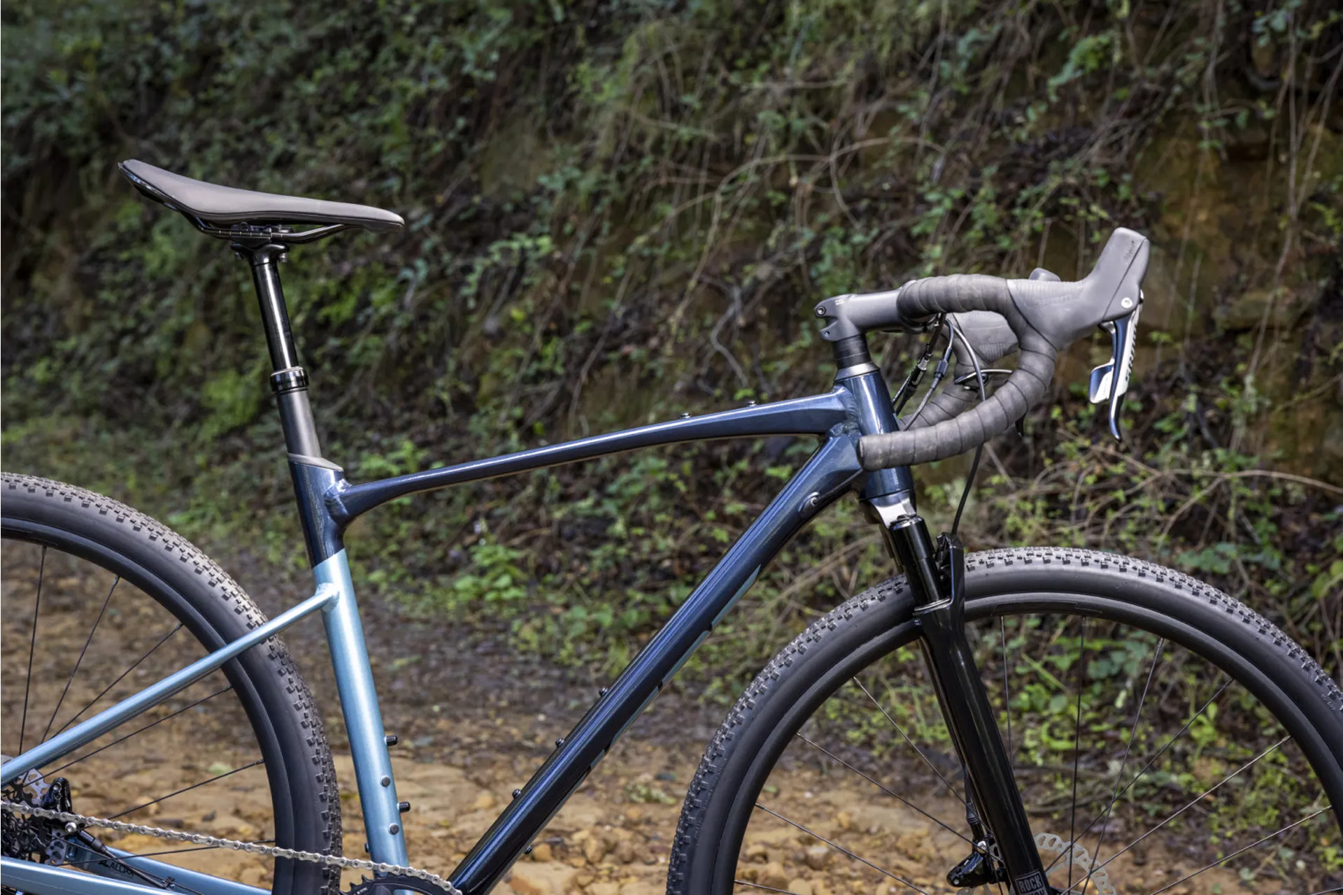 Giant Revolt X 1 Gravel Bike 2025 in Cold Night