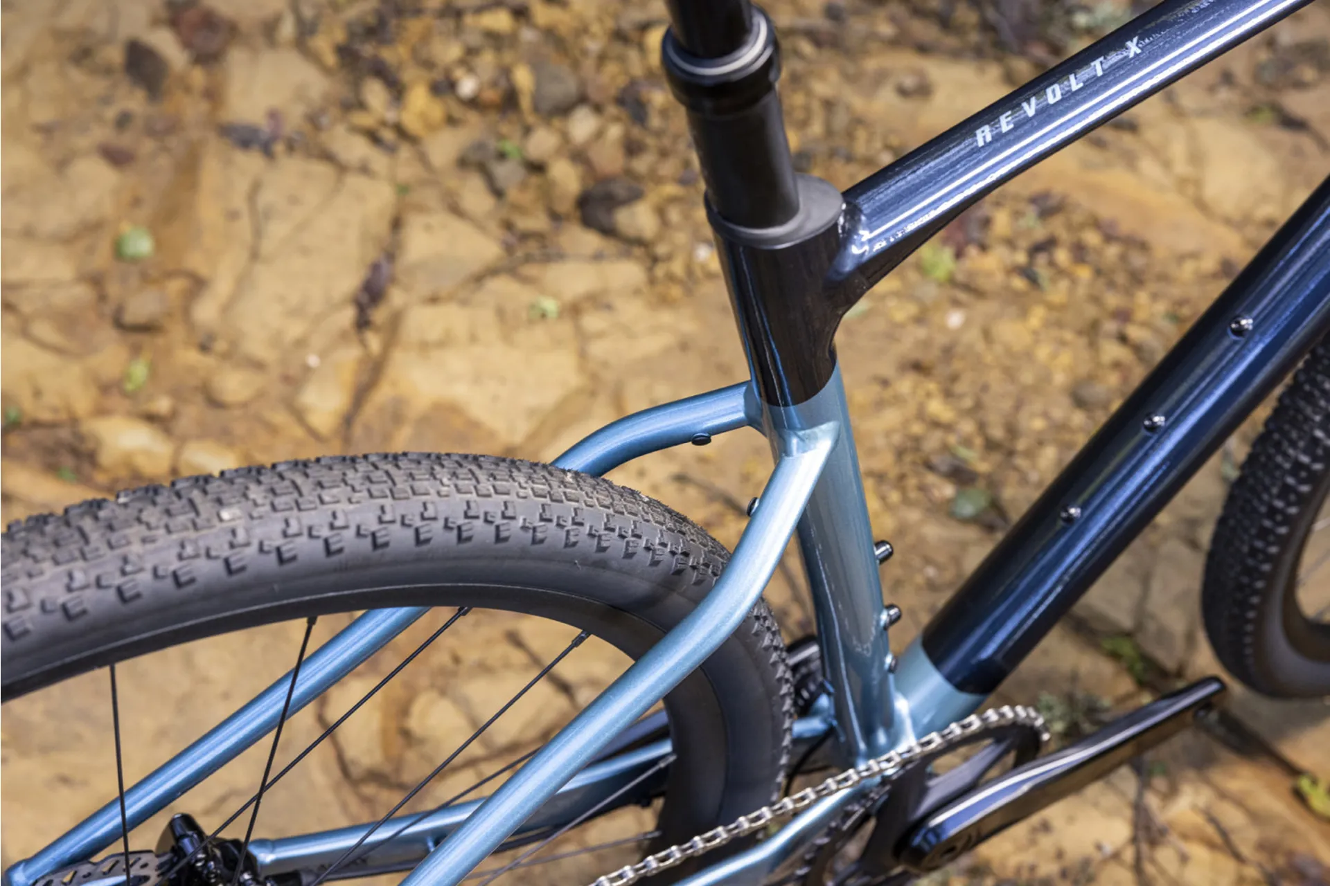 Giant Revolt X 1 Gravel Bike 2025 in Cold Night