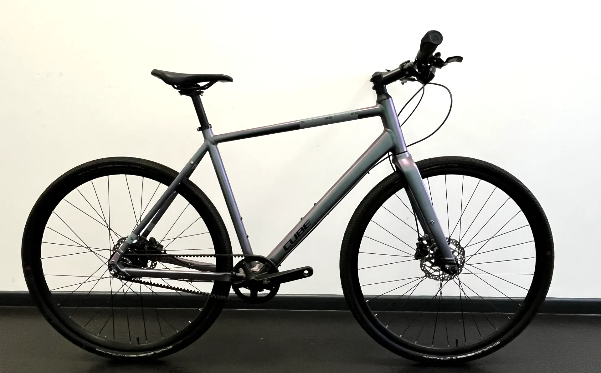 EX DISPLAY Cube Hyde Race Hybrid Bike Medium 2023 in Galactic Black