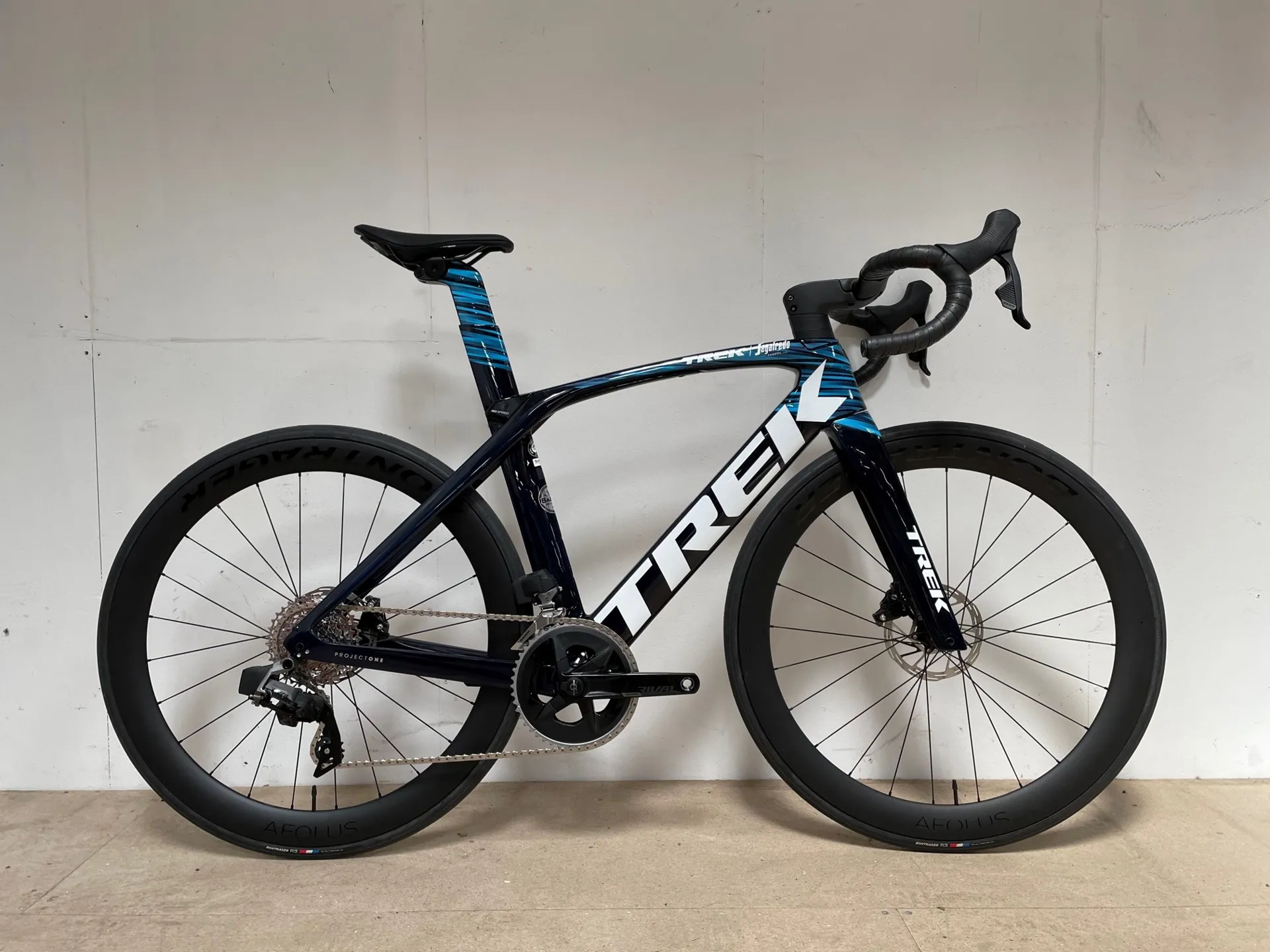EX-DISPLAY Trek Madone SLR 6 eTap Carbon Road Bike 54cm 2023 in Blue ...