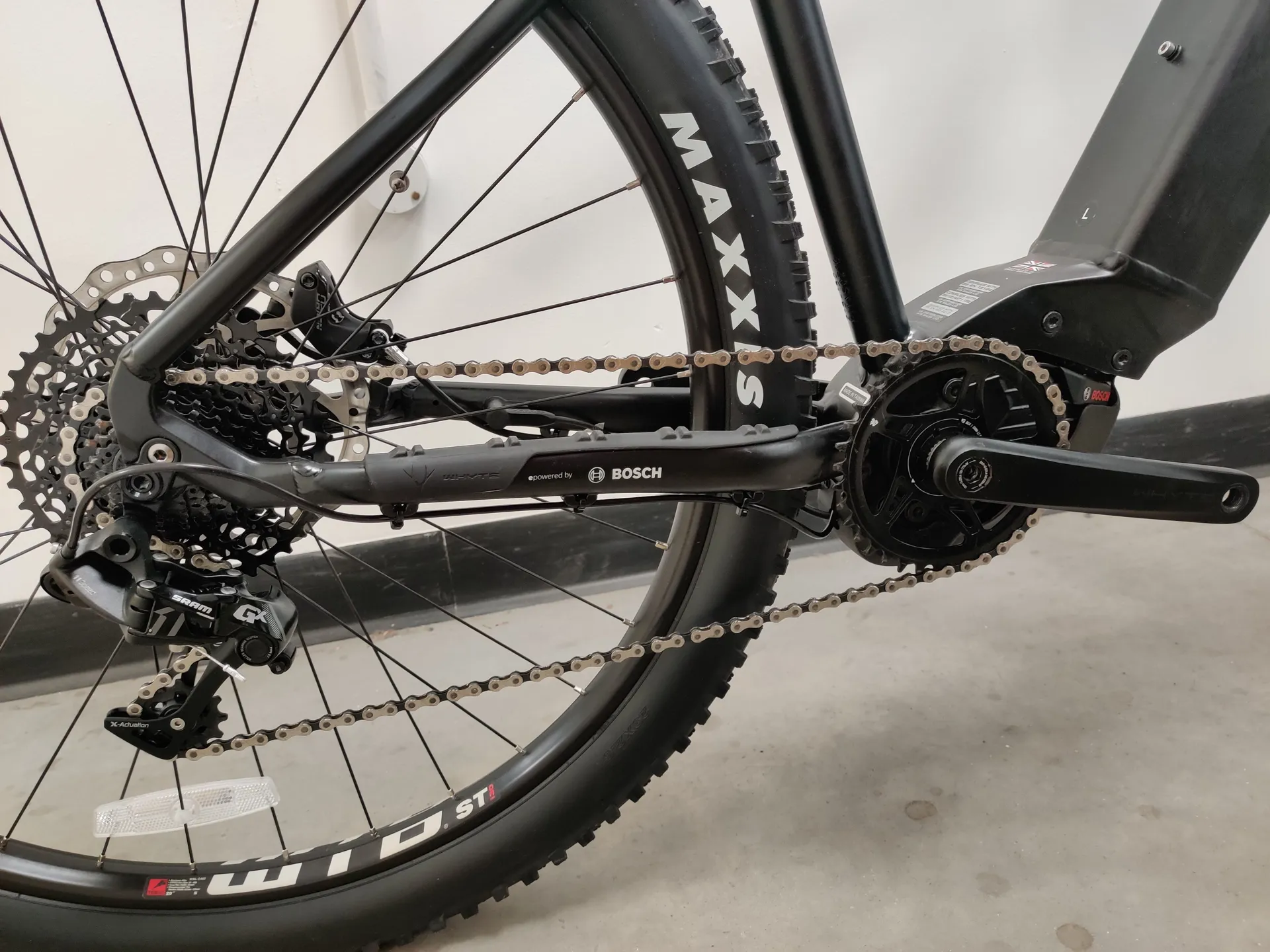 Ex-Display Whyte e-505 v1 Electric Mountain Bike Large 2022 in Matt Black