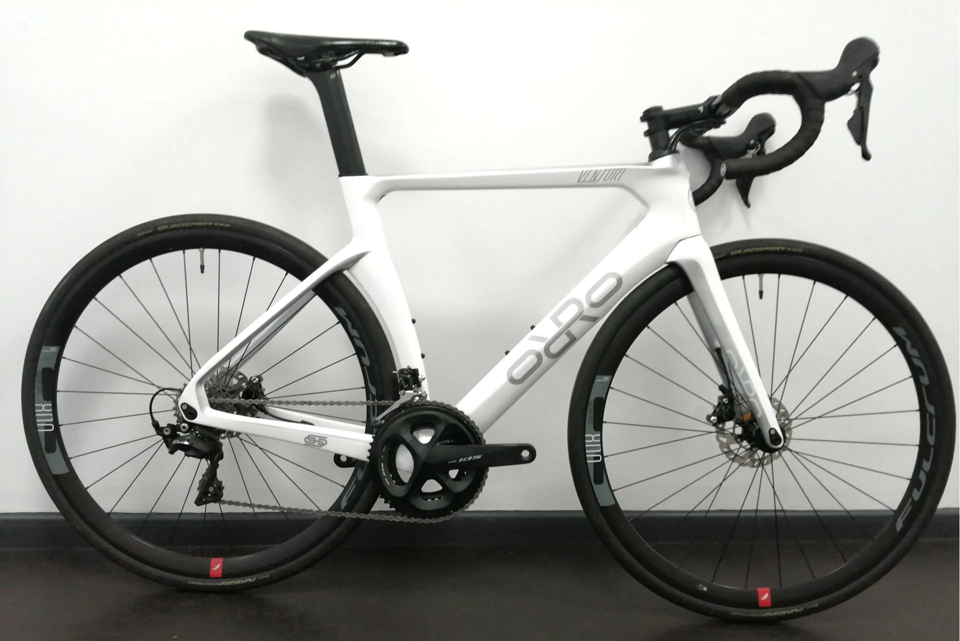 EX DEMO Orro Venturi Evo 105 Carbon Road Bike 54.0 TT Medium 2022 in White