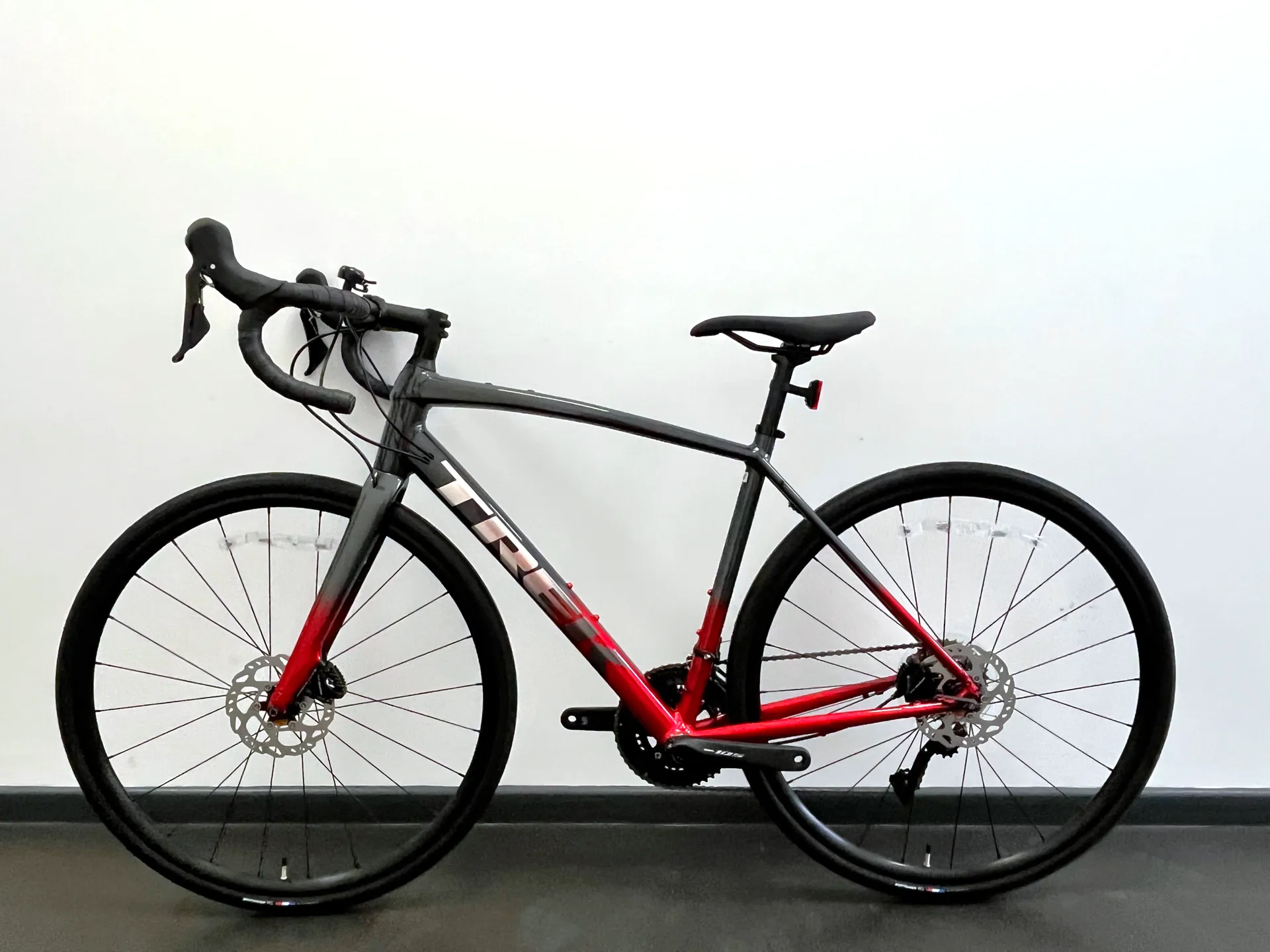 EX-DISPLAY Trek Domane AL 5 Road Bike 54 2023 in Lithium Grey to Crimson
