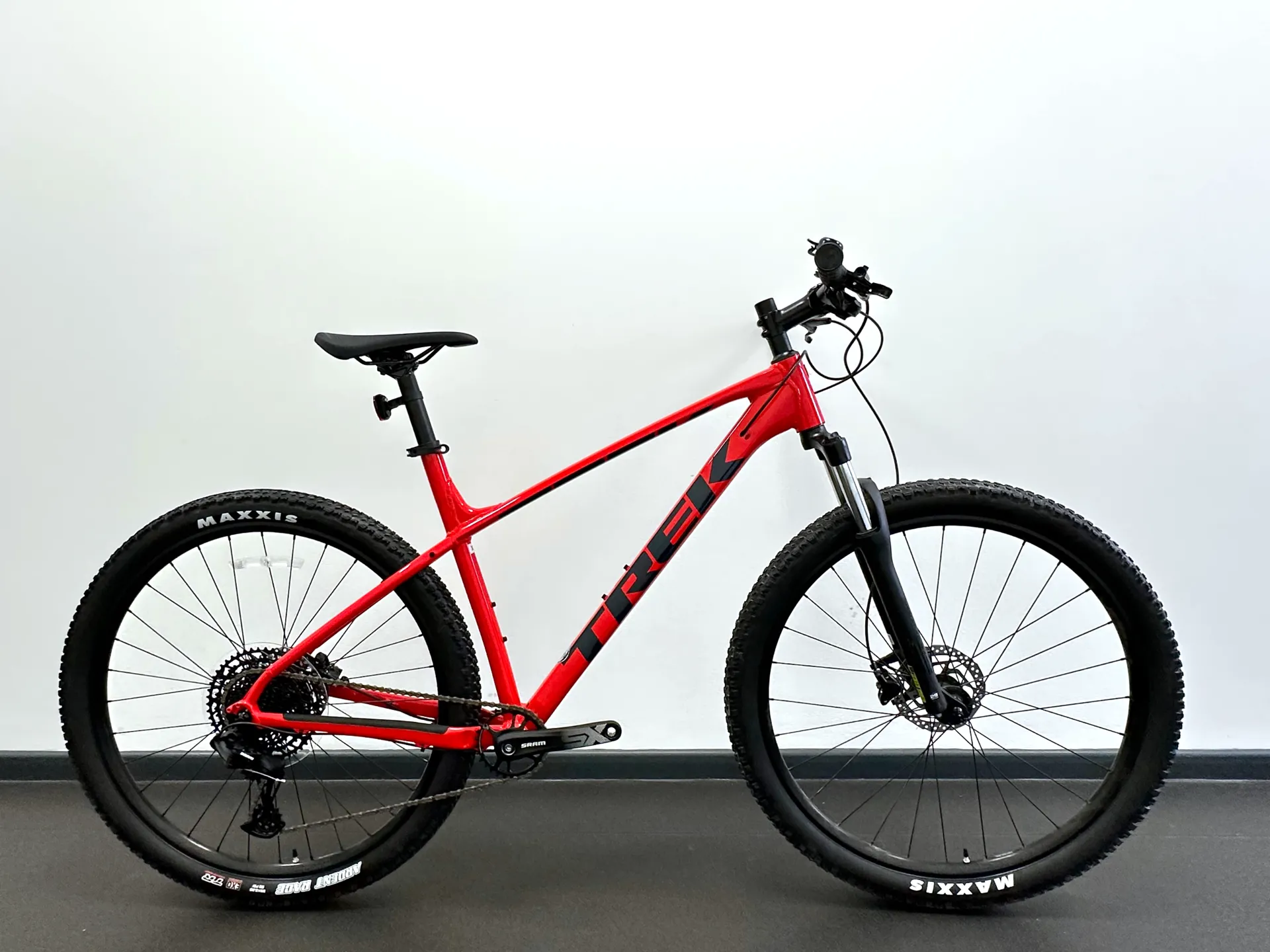 EX-DISPLAY Trek Marlin 8 Hardtail Mountain Bike X-Large 2023 in Gloss ...