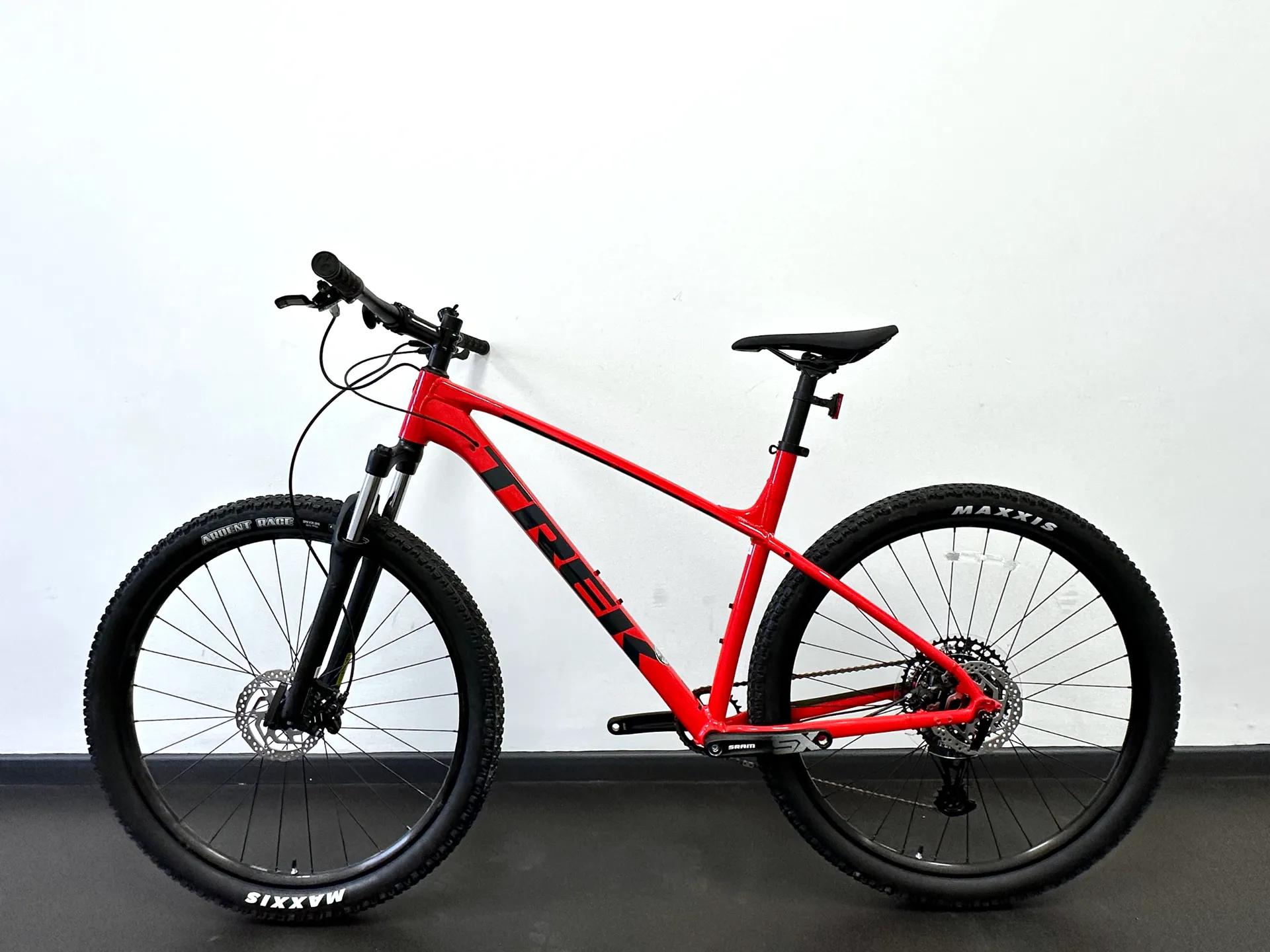 EX-DISPLAY Trek Marlin 8 Hardtail Mountain Bike X-Large 2023 in Gloss ...
