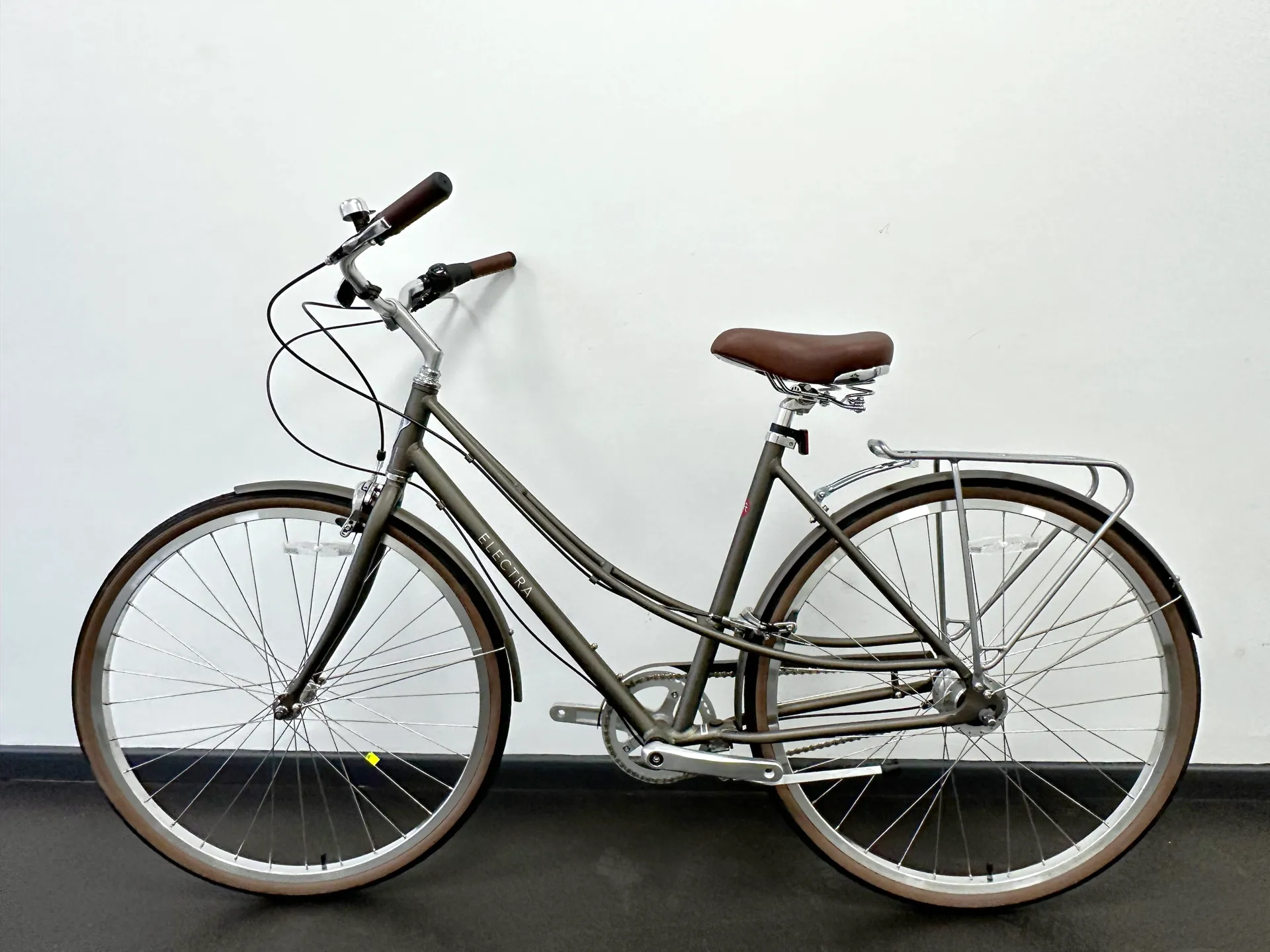 EX-DISPLAY Electra Loft 7i Womens Step-Through Hybrid Bike Medium 2023 ...