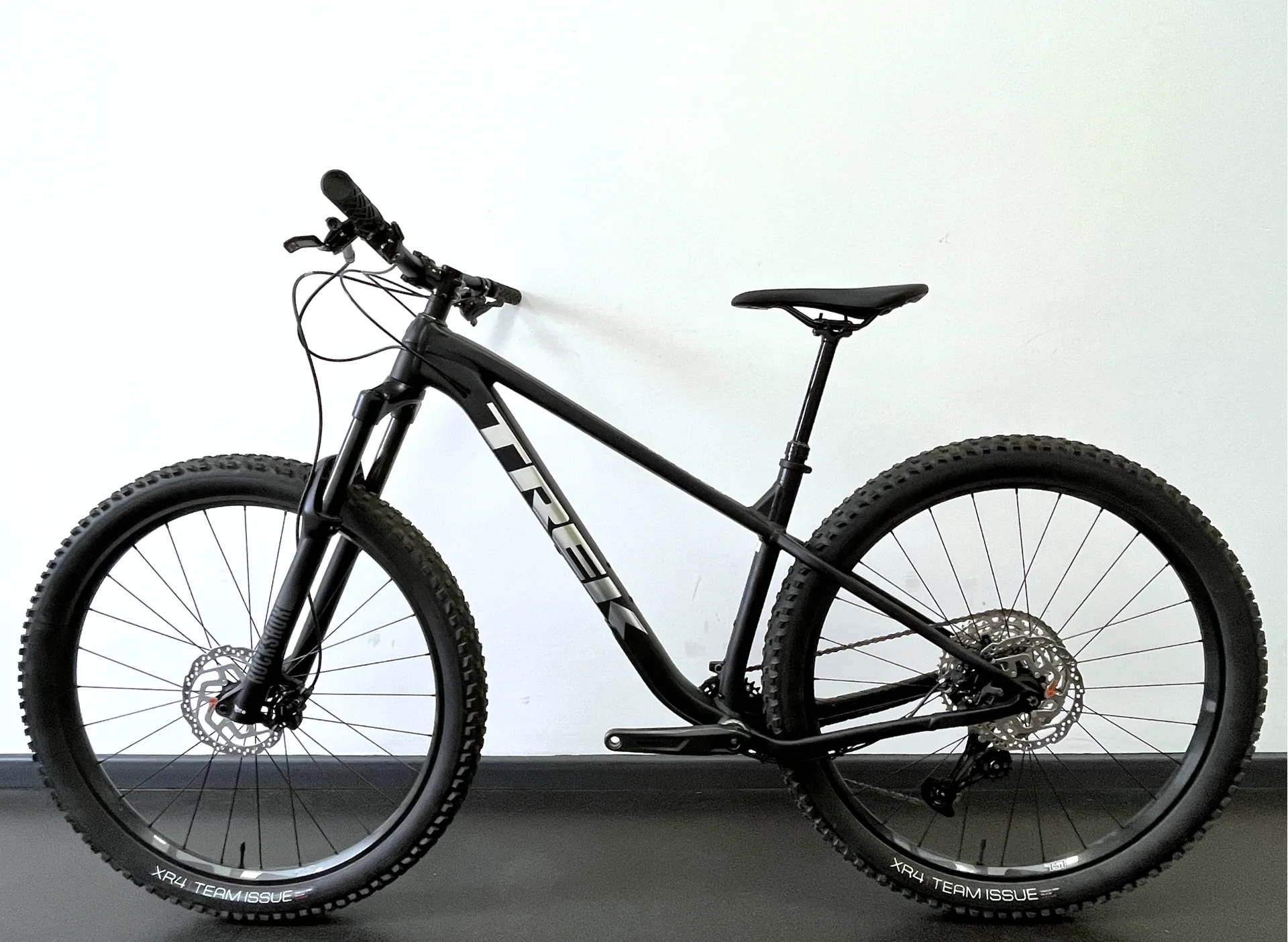 EX DEMO Trek Roscoe 7 Hardtail Mountain Bike Medium 2023 in Matte Black