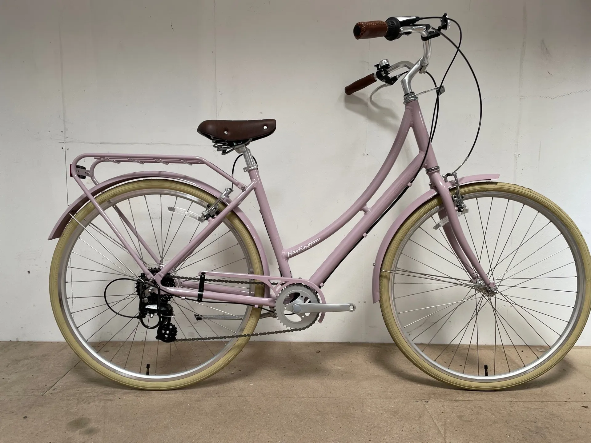 EX-DISPLAY Forme Hartington A8 48cm Hybrid Bike 2021 in Blush