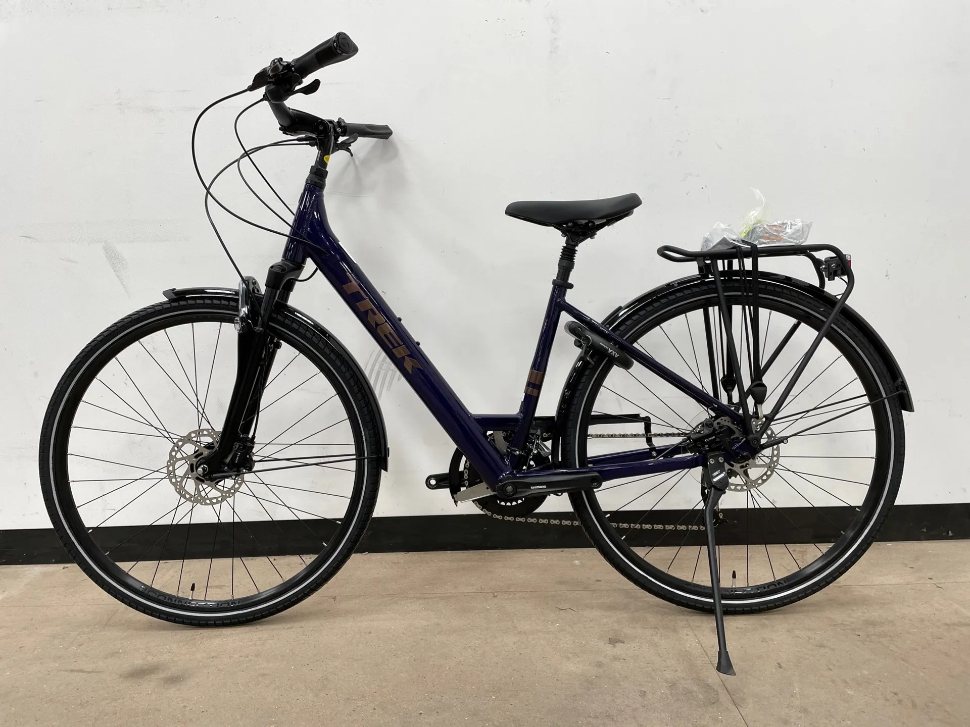 EX-DISPLAY Trek Verve 3 EQ Lowstep Womens Hybrid Bike Small 2022 in Purple